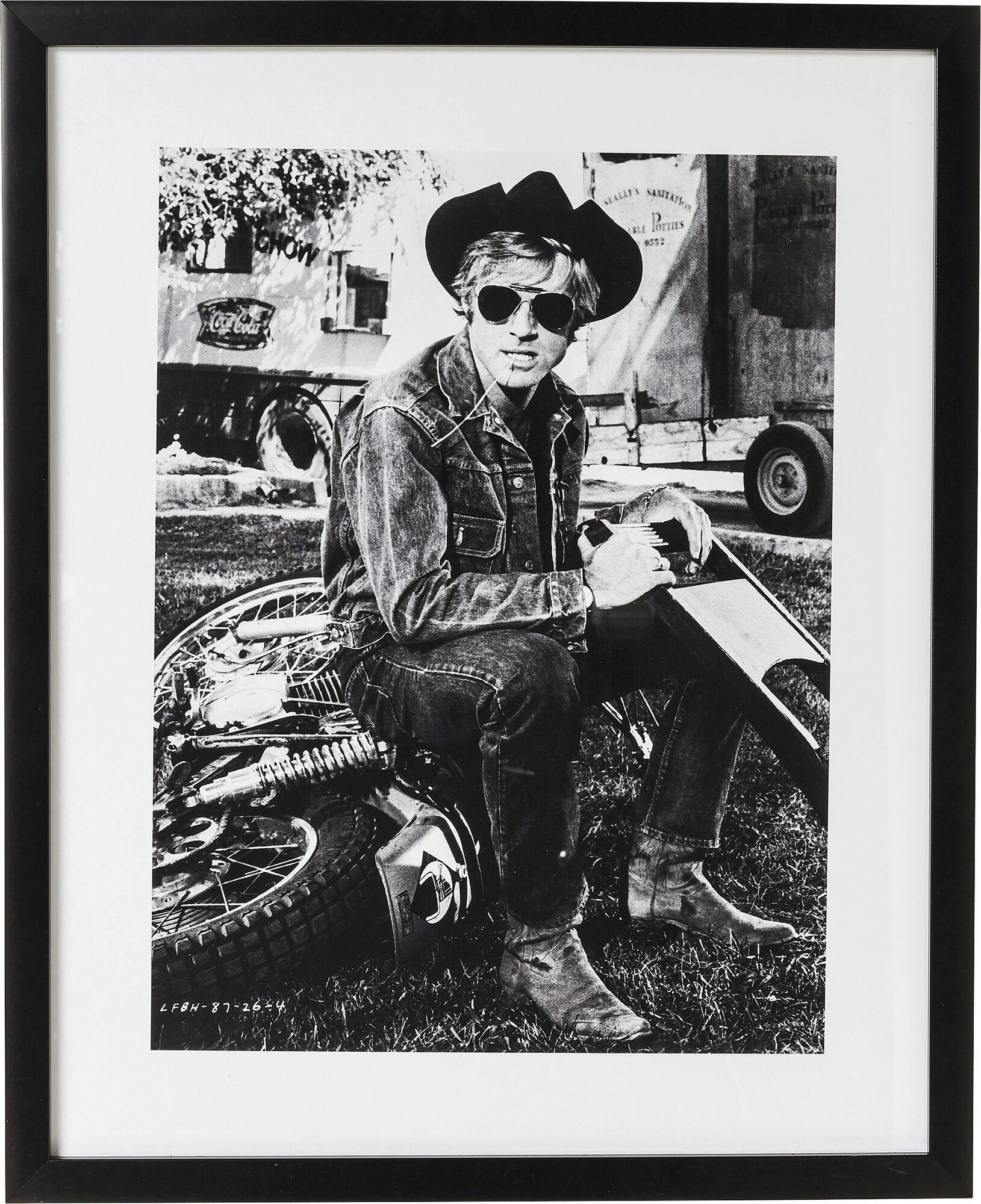 Obraz Idol Robert 43x53 cm biało-czarny - KARE